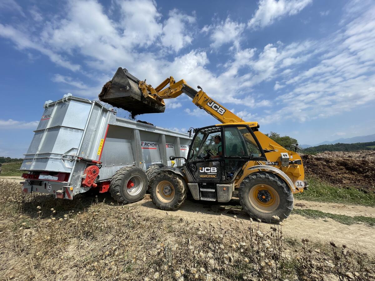 Do podniku služeb ORAGRO si pořídili největší rozmetadlo Pichon | AGRI ...