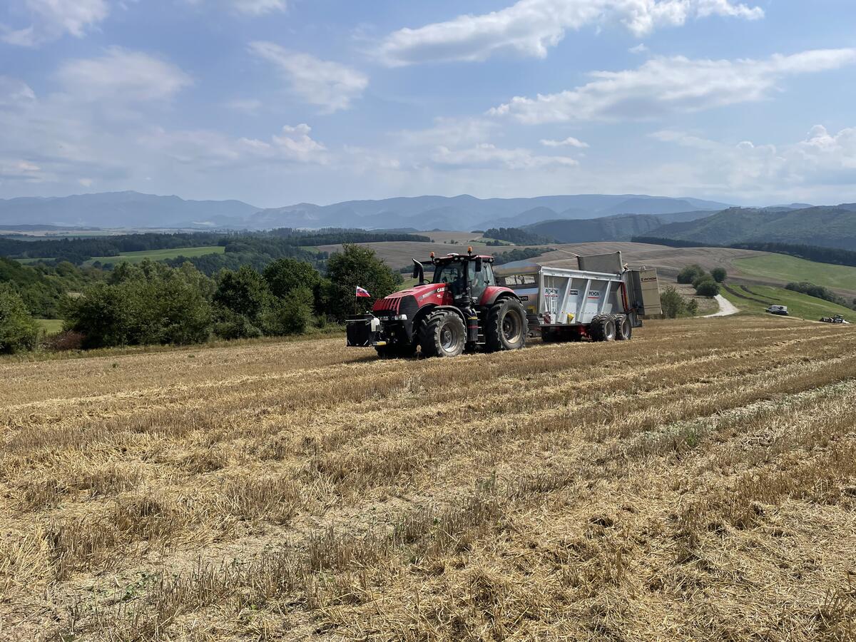 Do podniku služeb ORAGRO si pořídili největší rozmetadlo Pichon | AGRI ...