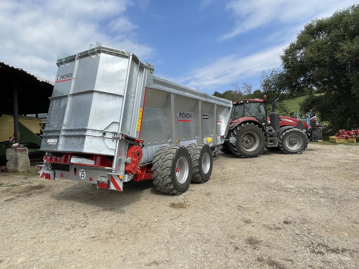 Do podniku služeb ORAGRO si pořídili největší rozmetadlo Pichon | AGRI ...